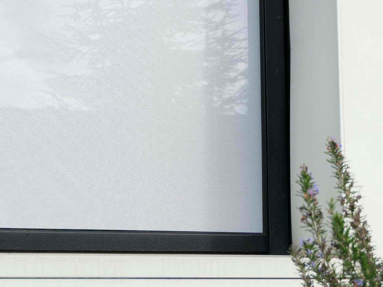 Film micro-perforé 30/70 noir/blanc - Luminis Films