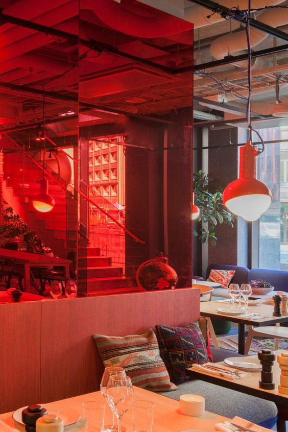 Ce film transparent coloré rouge donne du caractère à votre décoration ...