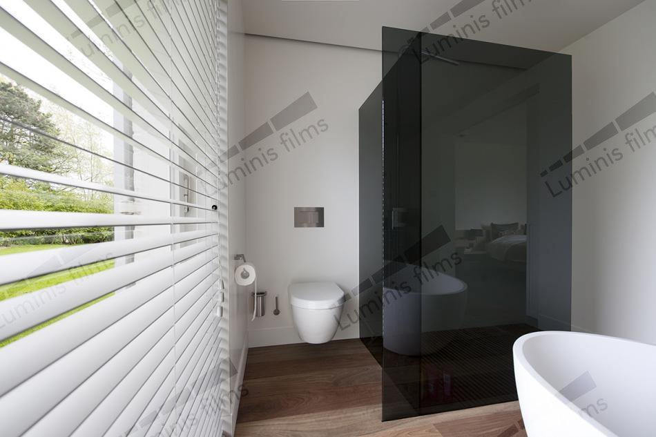 Ce film transparent noir teinte les vitrages de bâtiment à la façon des ...